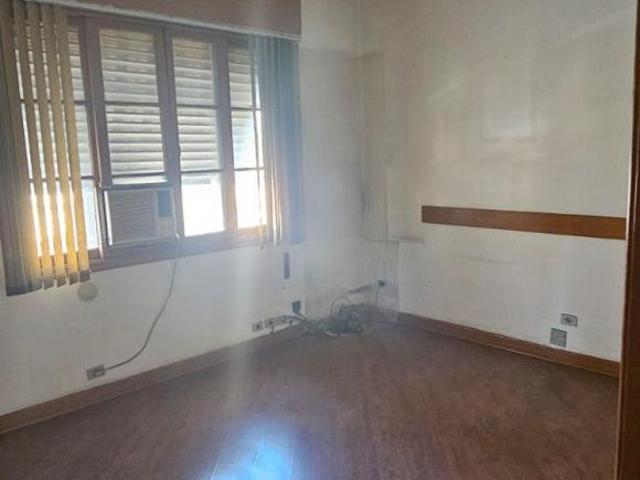 Amplo Apartamento Precisa de Reforma