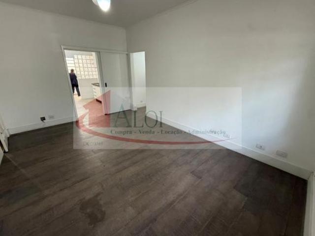 Amplo apartamento reformado em Pinheiros em prédio de 3 andares com vaga