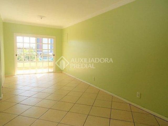 Amplo apartamento semi mobiliado com 1 suíte e com sacada!