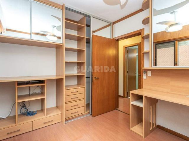 Amplo e arejado apartamento de 3 dormitórios, sendo 1 suíte no bairro Petrópolis COD: 23088