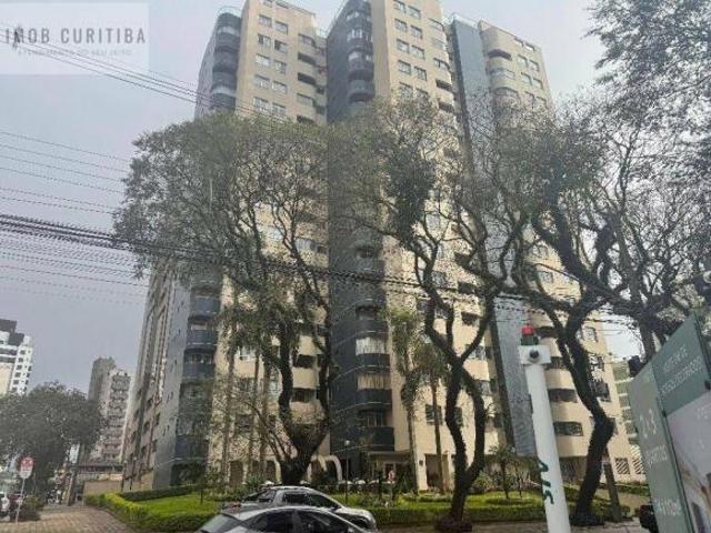 Amplo e reformado apartamento no Água Verde, com piscina