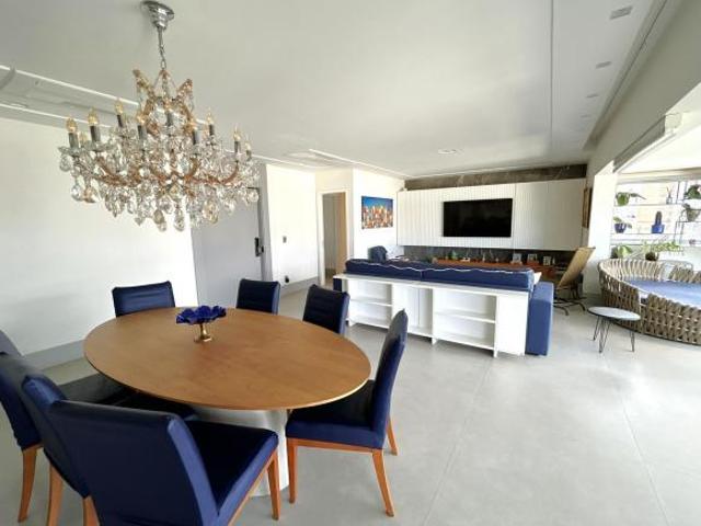 Amplo e sofisticado apartamento para venda com 211m², com varanda integrada e 3 vagas