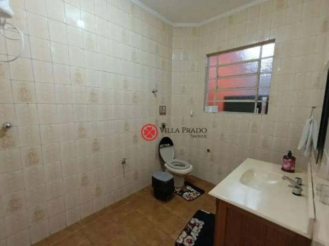 Amplo espaço, com 6 salas comerciais, 2 banheiros, copa e refeitório. Espaço ideal para o escritório