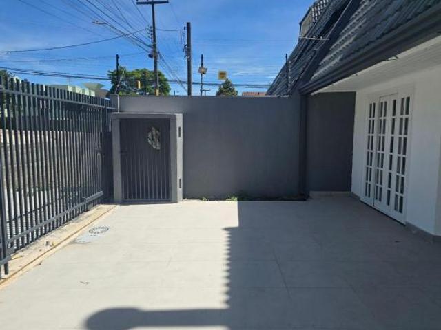 Amplo espaço interno, quarto no primeira andar com bwc social, 03 vagas carros grandes