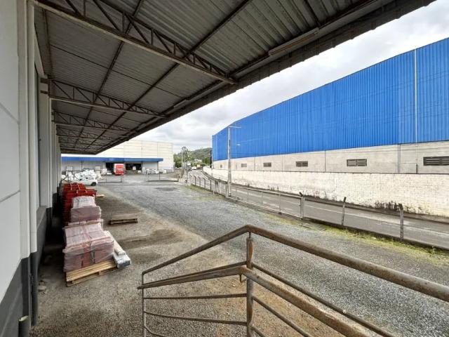Amplo galpão com 2.145 m² de área útil, contando com mezanino equipado com escritórios climatizados