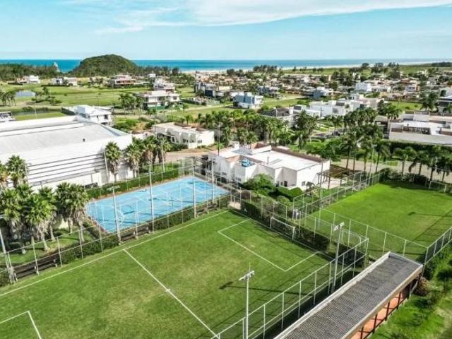 Amplo lote à venda com 900 m² no Condomínio Ilhas Park em Torres RS