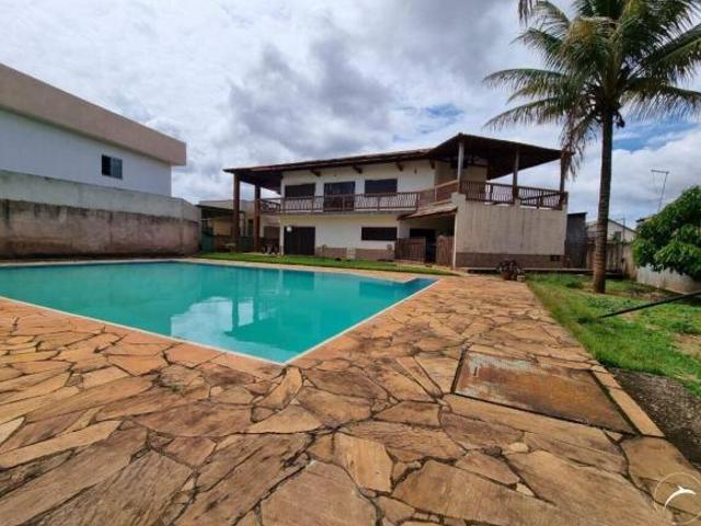 Amplo Lote com Casa Principal, Piscina, Sauna e Casas Anexas em Condomínio Exclusivo Vicente Pires