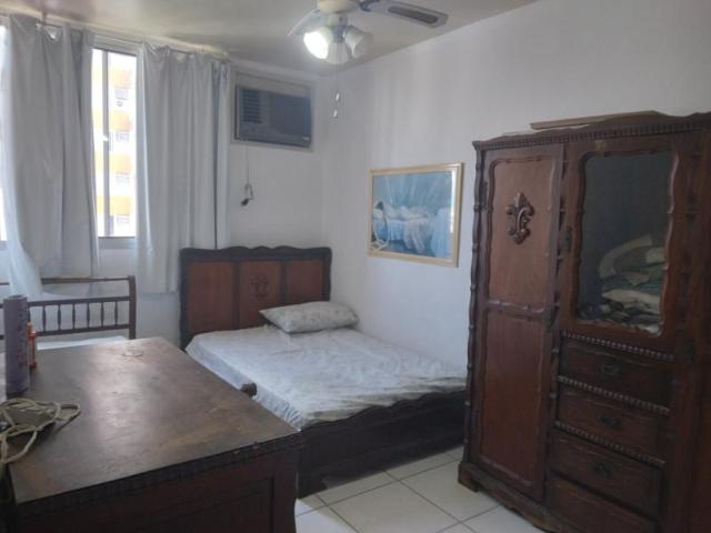 AMPLO QUARTO COM CÔMODA, CAMA DE CASAL E ARMÁRIO