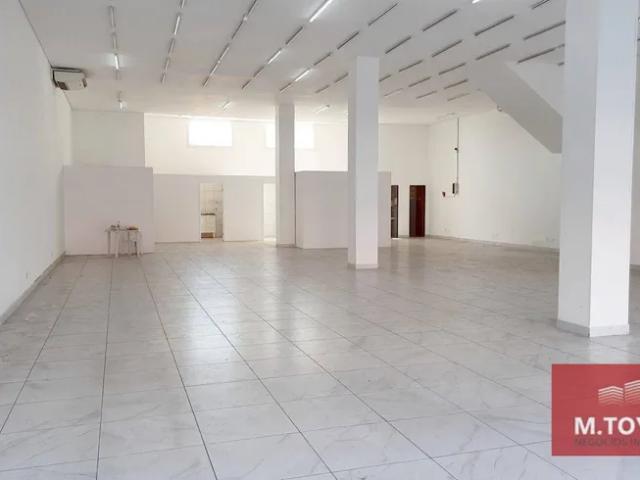 Amplo salão comercial, com 04 banheiros e estacionamento próprio 08 vagas para venda ou locação