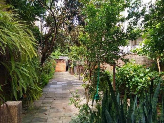 Amplo Sobrado à Venda em Petrópolis Porto Alegre
