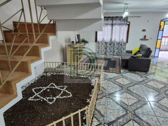 Amplo Sobrado à Venda | Km 20 da Raposo Tavares | Rua Fechada | Piscina | 6 Vagas