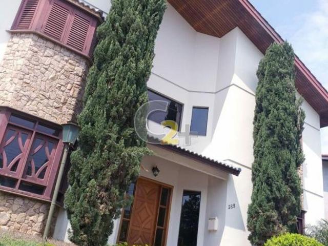 Amplo Sobrado à venda no Arujá 5, alto padrão, 4 quartos, 3 suítes, 6 vagas