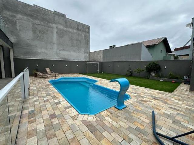 Amplo sobrado alto padrão com piscina e edícula!
