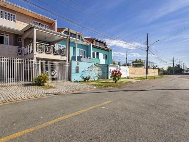 Amplo Sobrado com 4 Quartos a Venda no Tarumã