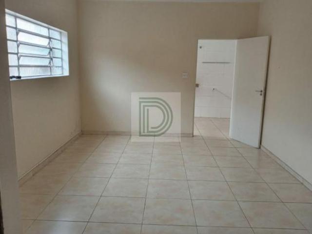 Amplo sobrado com 3 dormitórios, 1 suíte, quintal, 2 vagas, próximo ao metro Vila Sônia