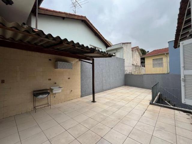 Amplo Sobrado com Edícula e 4 Vagas de Garagem em Localização Privilegiada