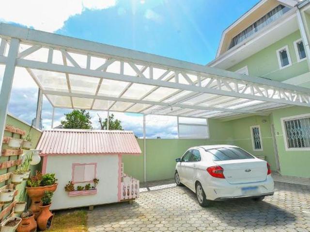 Amplo Sobrado com Suíte, 2 Quartos, Churrasqueira e Vagas de Garagem no Novo Mundo