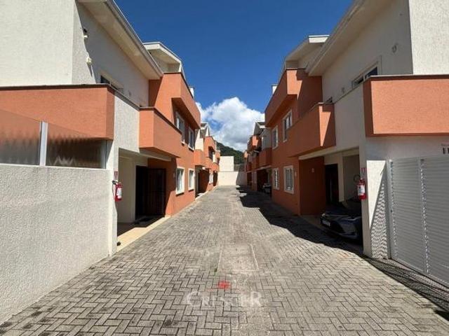 Amplo sobrado triplex à venda em Caiobá!