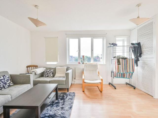 Amsterdam Road, Docklands, London E14, 1 bed flat to rent, £1,750 pcm | PrimeLocation
