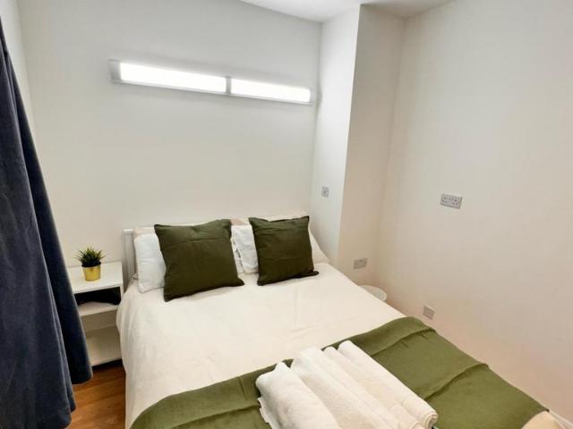 Amsterdam Road, London E14 2 bed flat to rent £2,200 pcm £508 pw