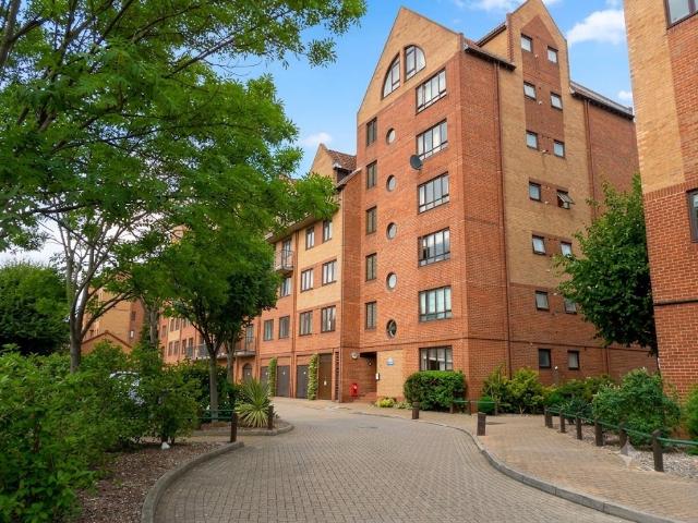 Amsterdam Road, London E14, 2 bed flat to rent, £2,350 pcm | PrimeLocation