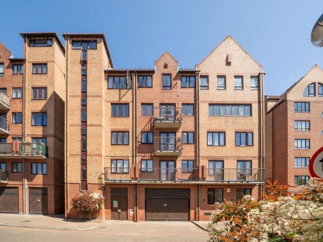 Amsterdam Road, London E14 2 bed flat to rent £2,300 pcm £531 pw