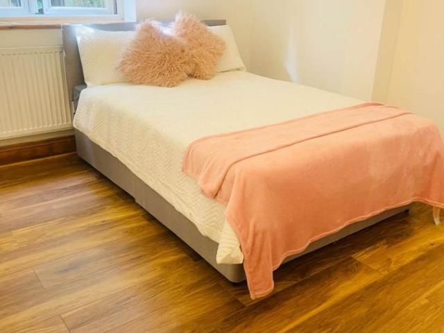 Amwell Bungalow, Hounslow TW7, Room to rent, £950 pcm | PrimeLocation