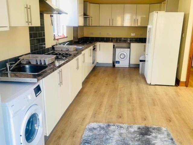 Amwell Bungalow, Isleworth TW7, Room to rent, £1,050 pcm | PrimeLocation
