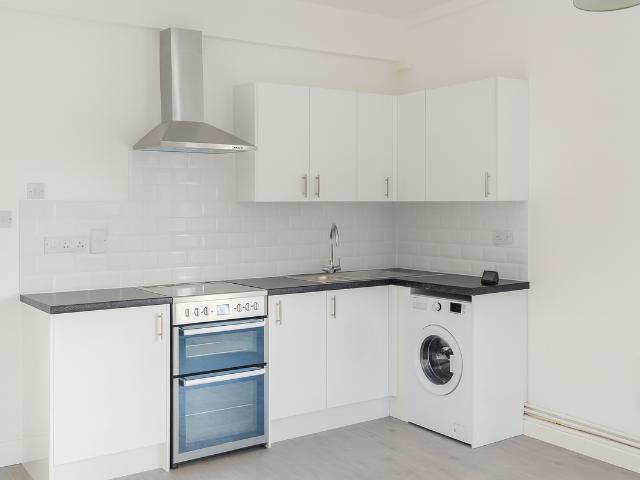 Amy Road, Oxted RH8, 2 bed flat to rent, £1,400 pcm | PrimeLocation