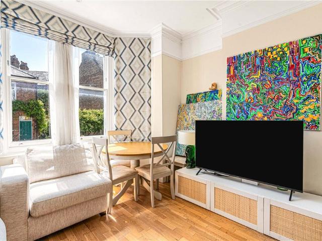An upper ground floor self contained one bedroom apartment in a converted Victorian property situated in popular Jericho. Suitable for a single occupant only
