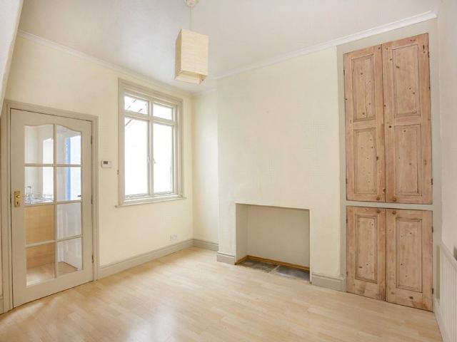 An attractive two bedroom mid terraced unfurnished property just off Clifton Green close to the city centre