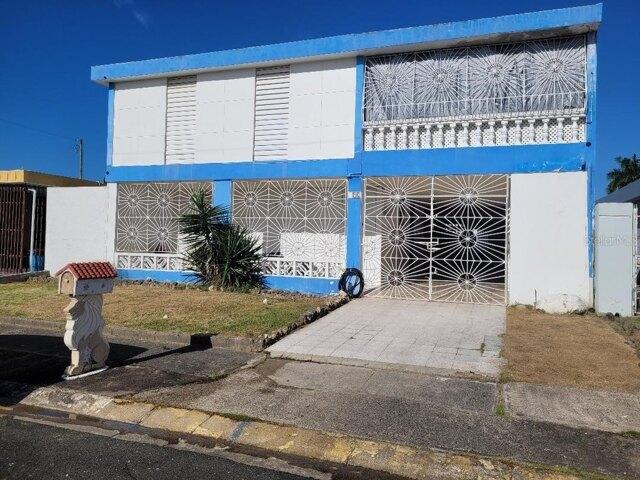 An Calle Lisa E, Levittown, Home For Sale