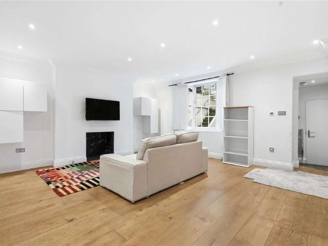 An elegant and generously proportioned one bedroom garden maisonette