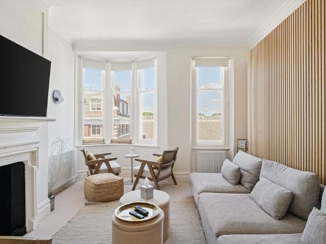 An elegant and refurbished one bedroom apartment in a sough after Chelsea mansion block