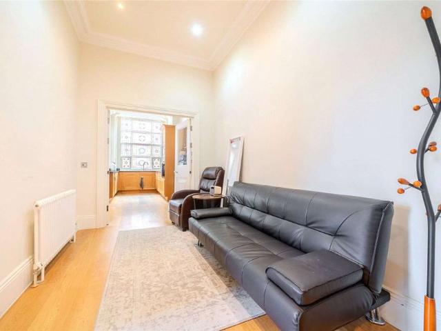 An elegant and spacious apartment in this sought after landmark residence in Clifton Village