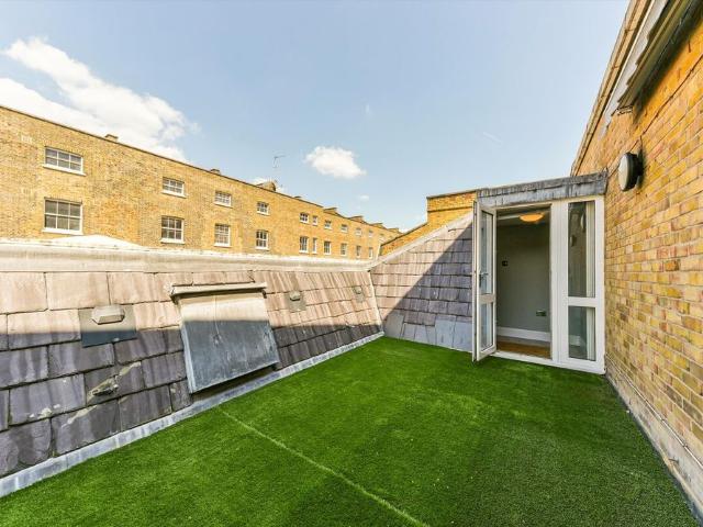 An elegant apartment with private entrance and roof terrace, moments from Regent’s Park