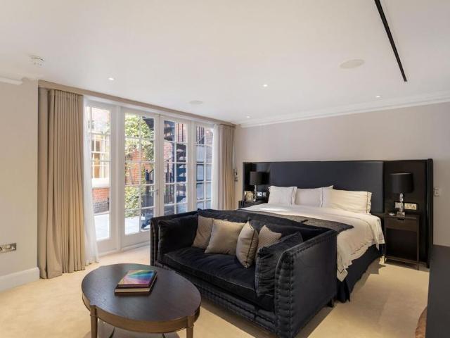 An Elegant Six Bedroom Residence in the heart of Mayfair, W1