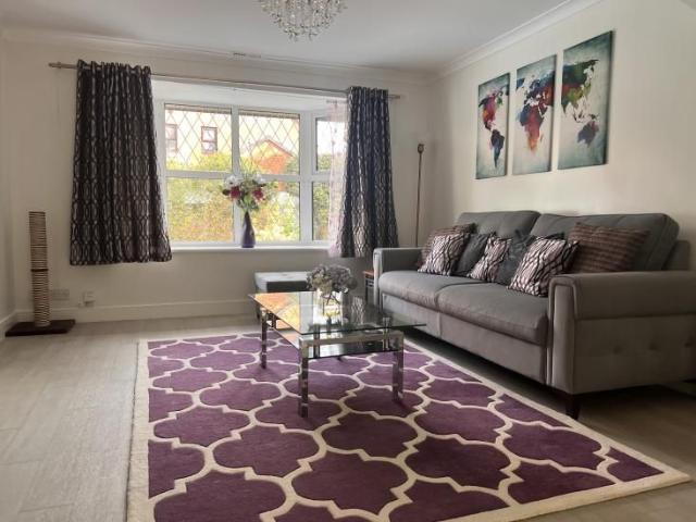 An en suite room in Shepperton Mon Fri