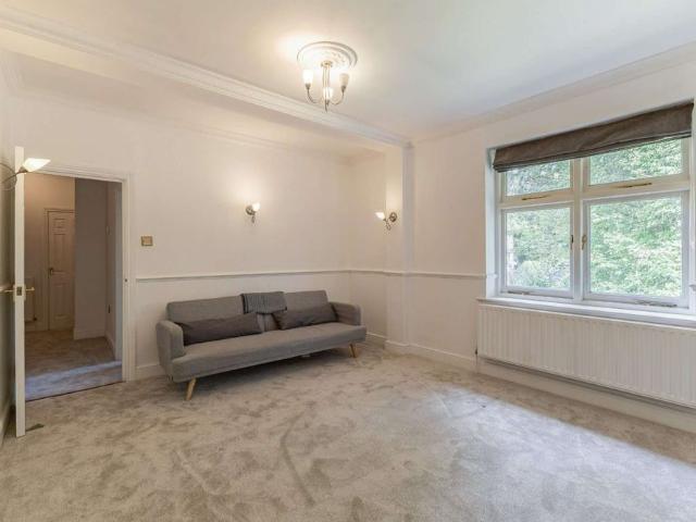 An excellent and newly decorated first floor apartment set in an attractive converted house just moments from the centre