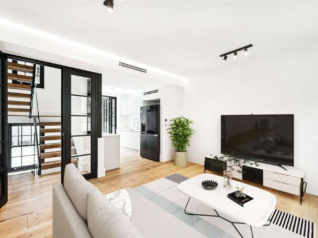 An excellent family house with terrace all newly refurbished throughout