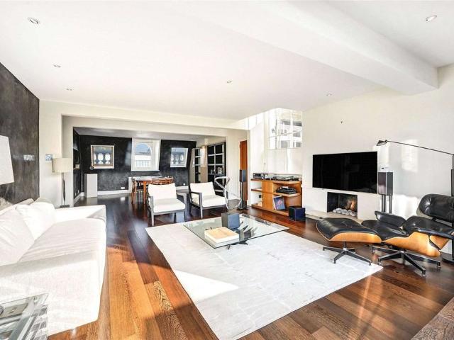 An excellent furnished penthouse apartment with roof terrace