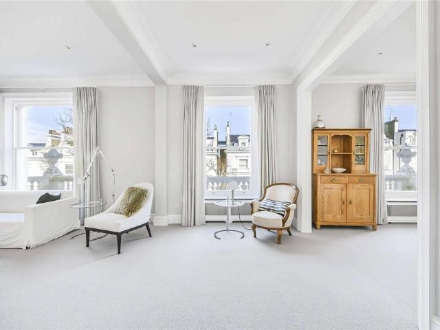 An excellent newly decorated four bedroom apartment in a prime location in Holland Park with private balcony
