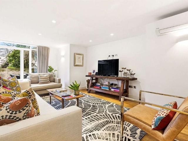An excellent spacious three bedroom duplex apartment with terrace