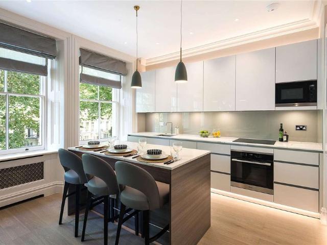 An excellently finished one bedroom apartment moments from Hyde Park on the second floor with lift access of this exquisite period building