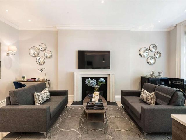 An excellently finished one bedroom apartment moments from Hyde Park on the second floor with lift access of this exquisite period building