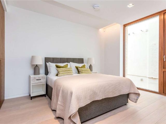 An exceptional 1 bedroom apartment situated on the 1st floor of Abernethy House in the popular Barts Square development