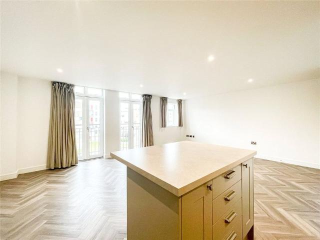 An exceptional 1 bedroom apartment situated within this prestigious development in Cambridge with unrivalled facilities offering a short walk to the railway station and city centre. Onsite leisure facilities included Gym, Swimming pool and Steam room. Unfurnished