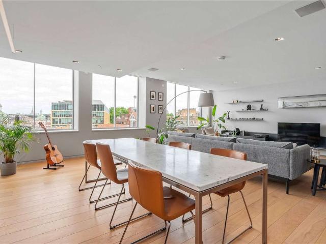 An exceptional 3 bedroom, 3 bathroom Penthouse apartment located on the 5th floor of a stunning warehouse style development