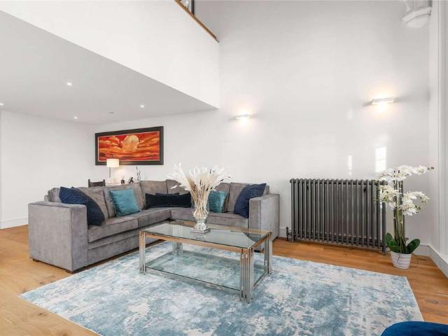 An exceptional three bedroom triplex apartment, in immaculate condition, set within the iconic Playfair at Donaldson’s, with two private underground parking spaces