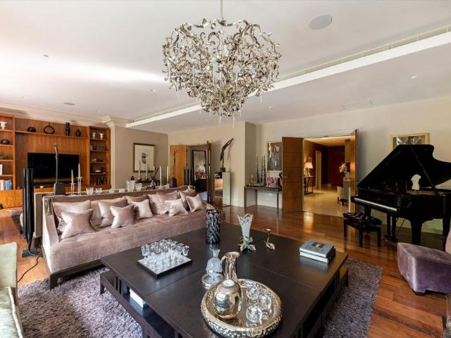 An exceptional, well proportioned lateral apartment situated on The Bishops Avenue N2